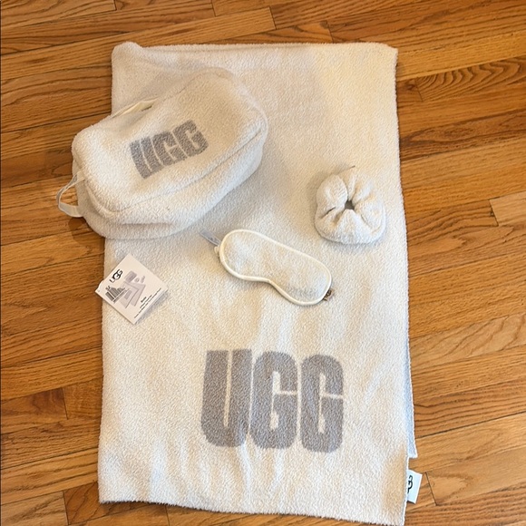 UGG | Accessories | Ugg 4piece Terry Travel Set | Poshmark